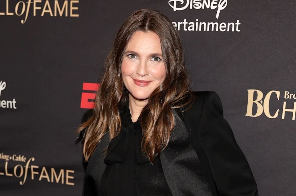 Drew Barrymore’s Hoka sneakers are the coolest, comfiest walking shoes ...