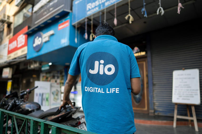 Reliance said to revamp Jio IPO, cutting capital flight risk