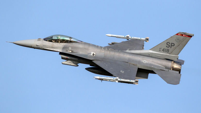 These 40-year-old F-16 fighter jets are still ready to fly at a moment ...