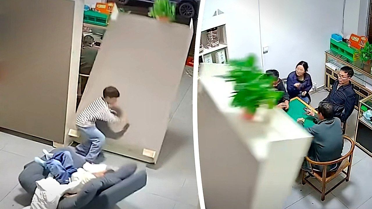Des enfants en train de jouer font basculer un meuble