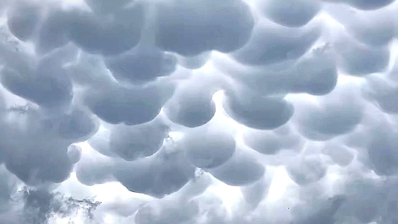 Rare mammatus clouds roll over stormy Texas skies