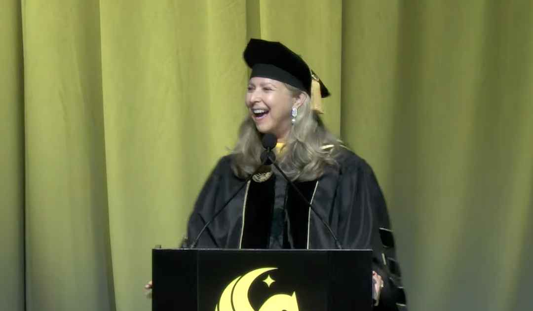 Clueless graduation speaker astonished to find that media students hate AI