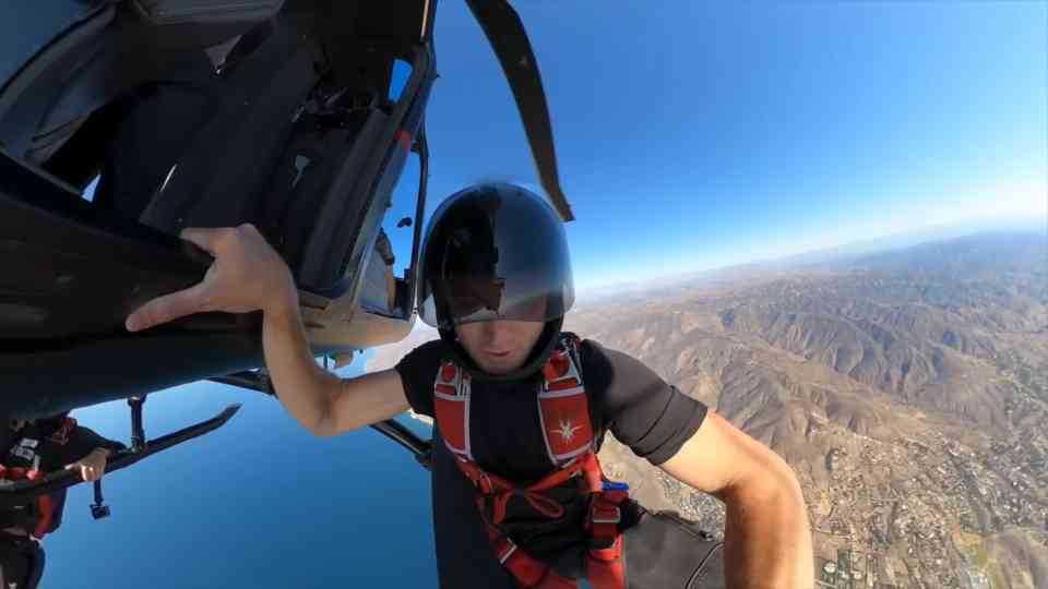 Man celebrates 1,000,000 subscribers with the most insane flights ever ...