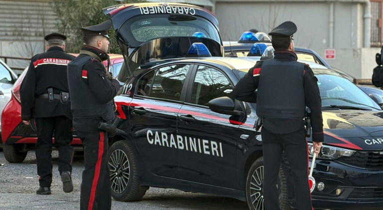 Truffano un'anziana, ma i carabinieri li bloccano durante la fuga ...
