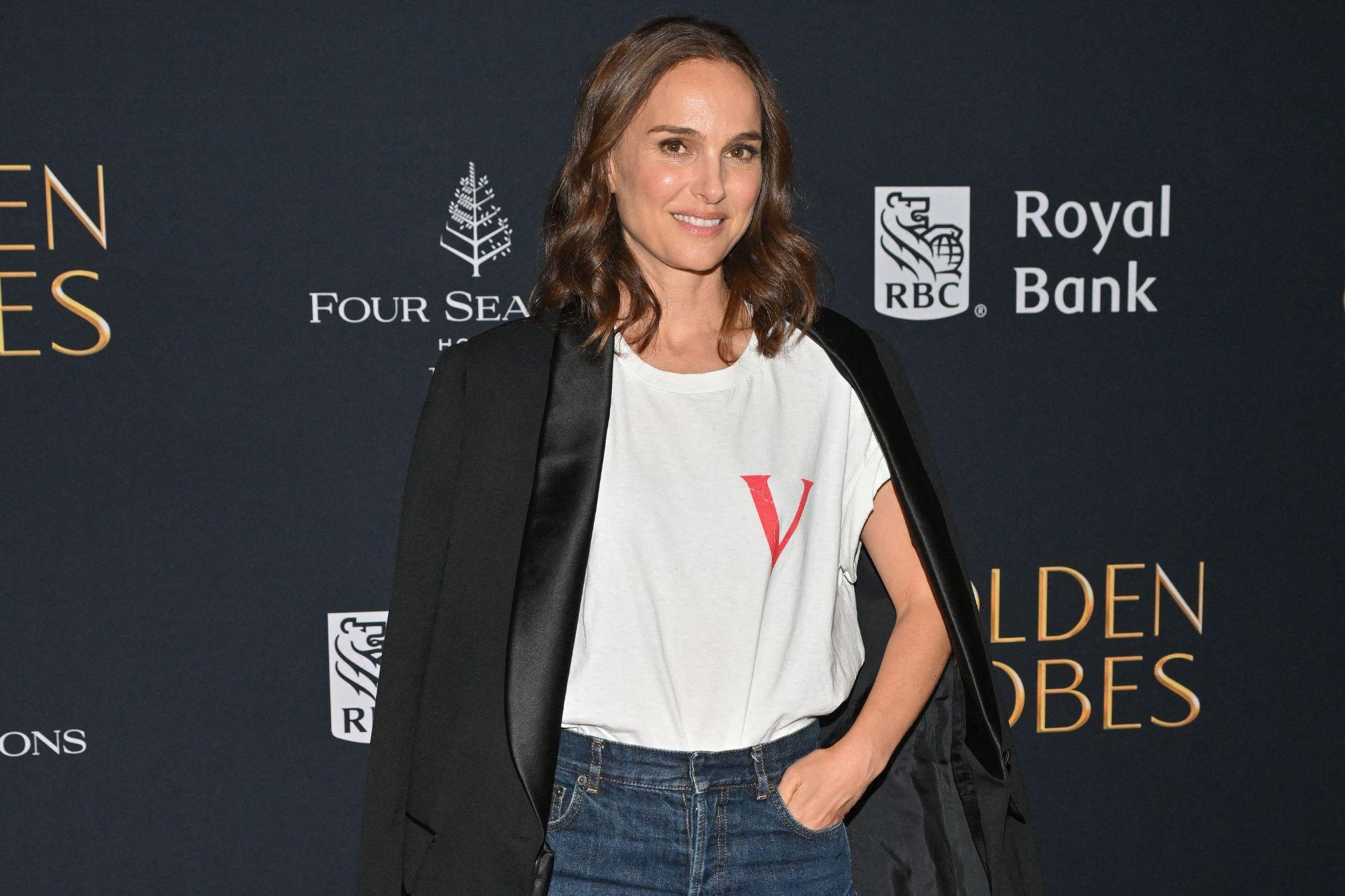 À Paris, Natalie Portman dévoile son ventre arrondi pour la Fête des mères