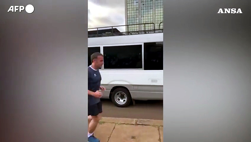 Emmanuel Macron fa jogging per le strade di Nairobi