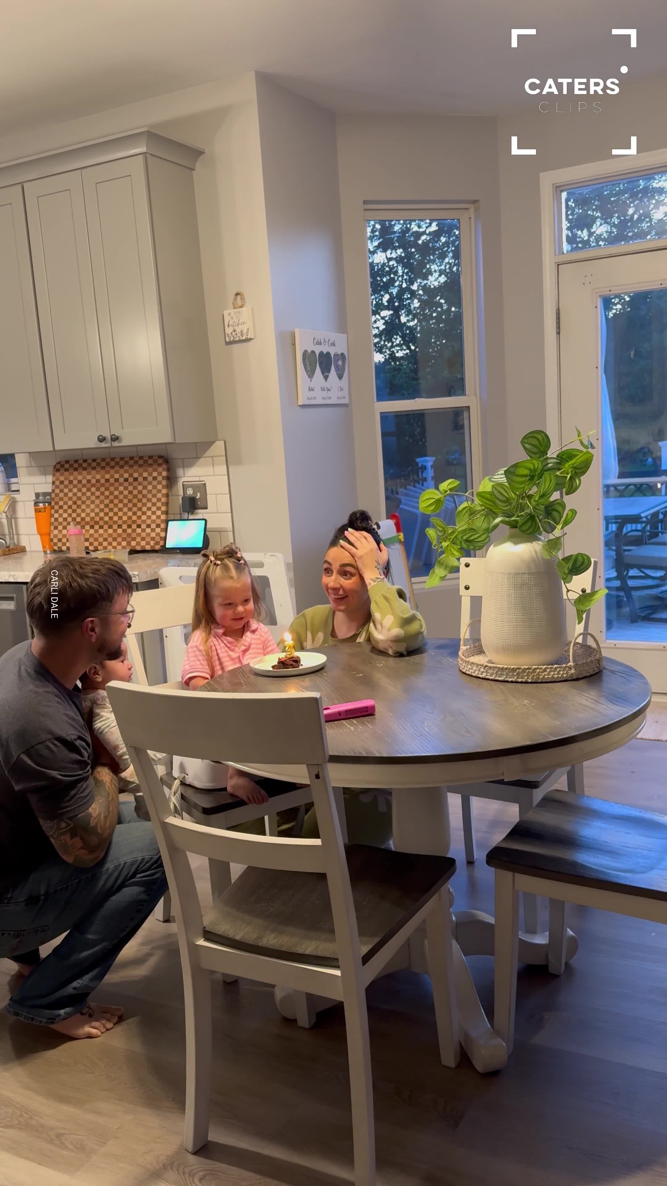 Adorable toddler stops birthday song to sing solo in Illinois