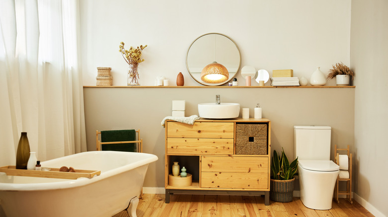 6 tips for styling the shelves above your toilet