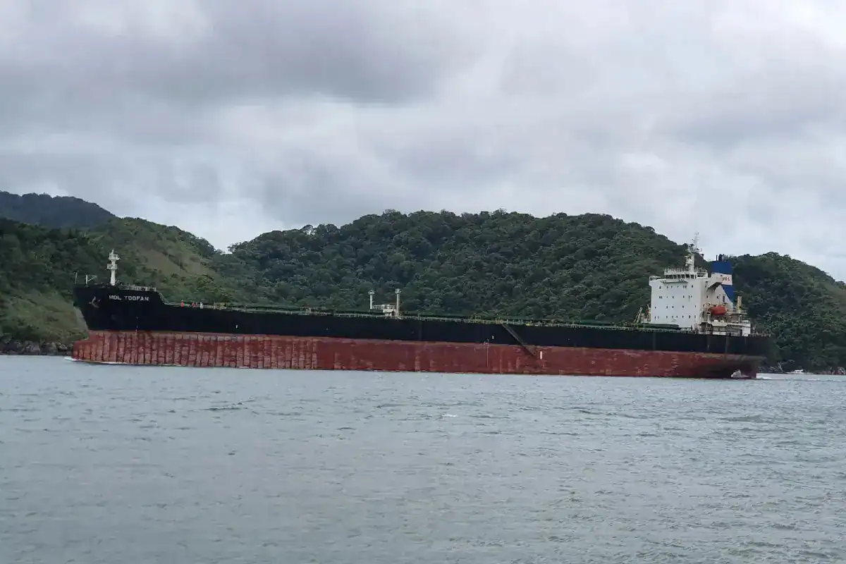 Embarcação MDL Toofan com bandeira panamenha parte de porto na Arábia ...