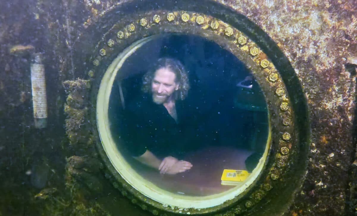 This engineer lived 22 feet below the ocean for 100 days. His body came ...