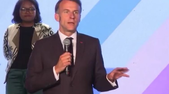Macron spazientito durante una conferenza in Kenya: «Impossibile ...