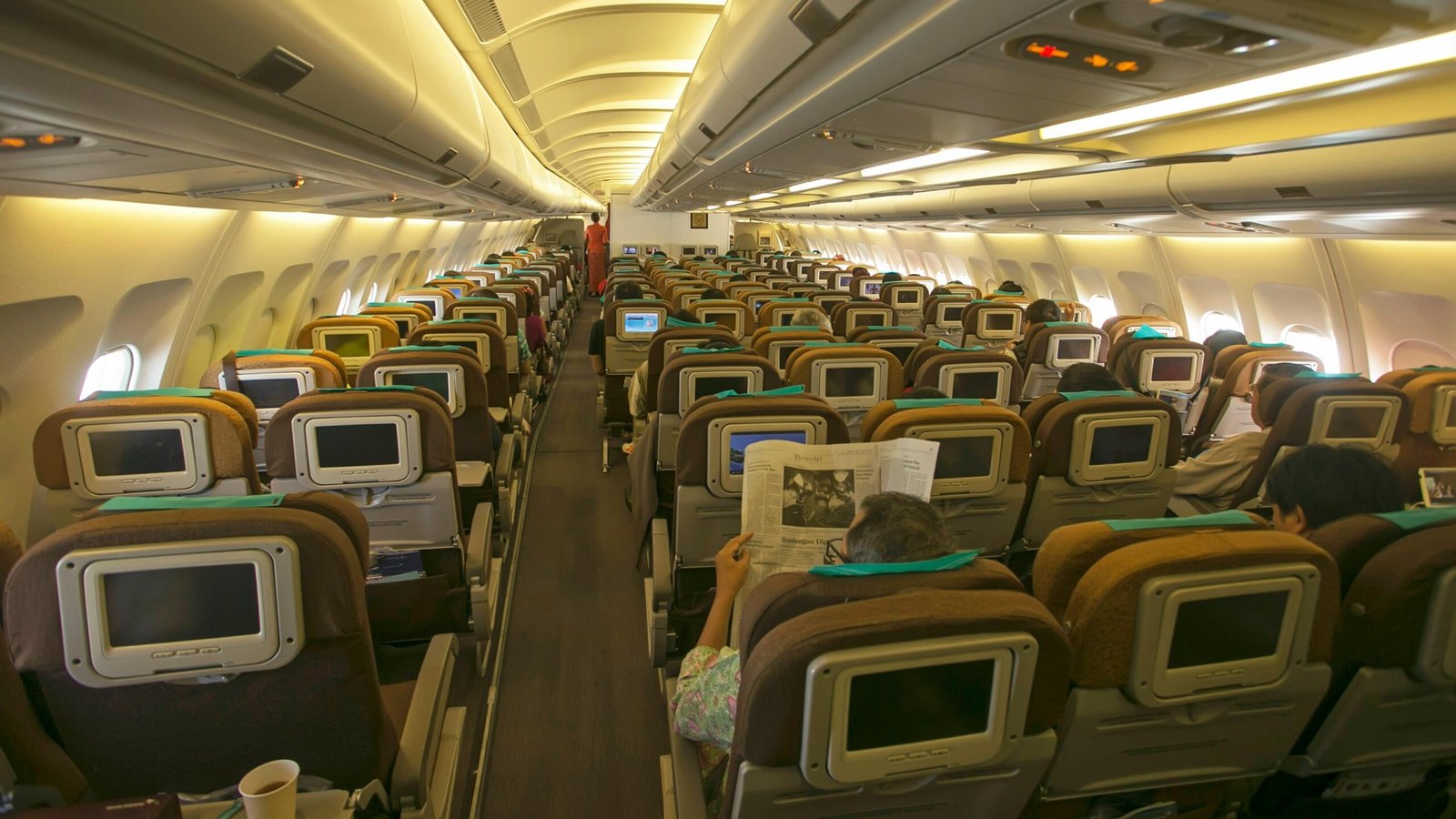 Passengers keep doing these 10 things on airplanes even though they ...