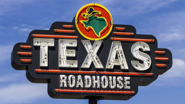 Customers are flagging this shady tipping strategy at Texas Roadhouse
