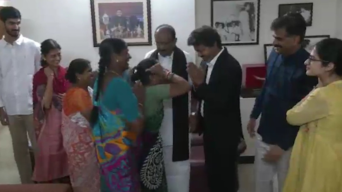 They voted for whistle: Vijay visits Vaiko, his domestic helps can't ...