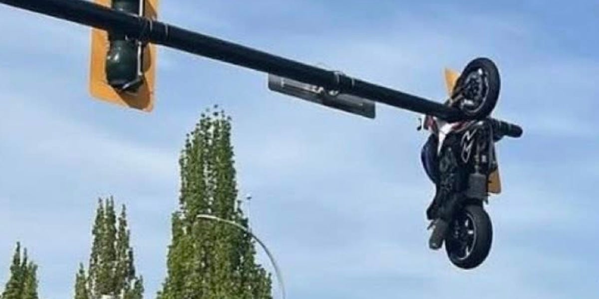 Motorcycle winds up hanging from traffic light in Canada after dramatic ...