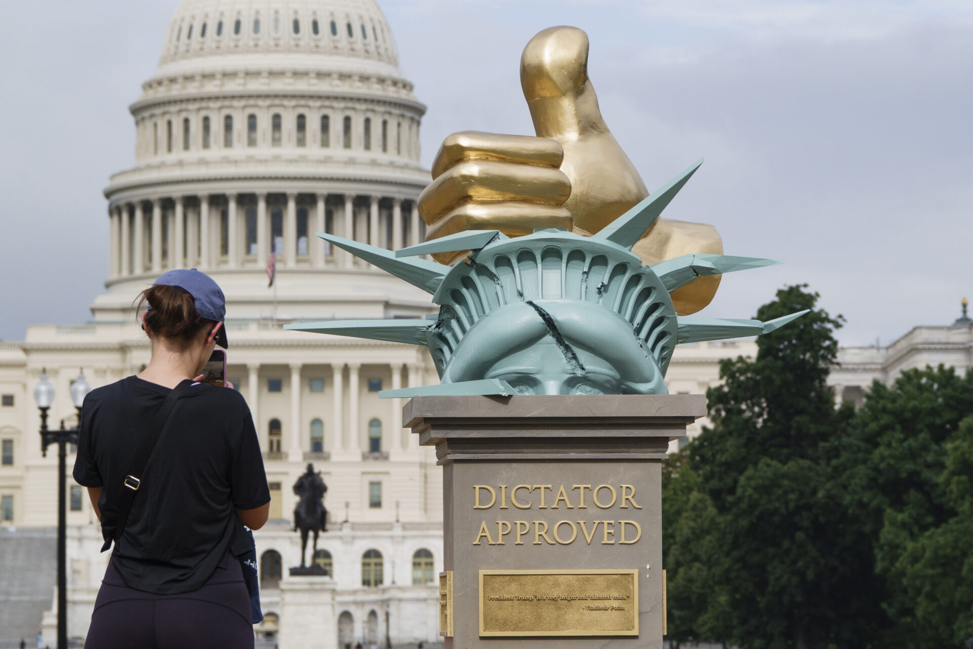 Obras de arte de protesto contra Trump têm atraído milhares de visitantes