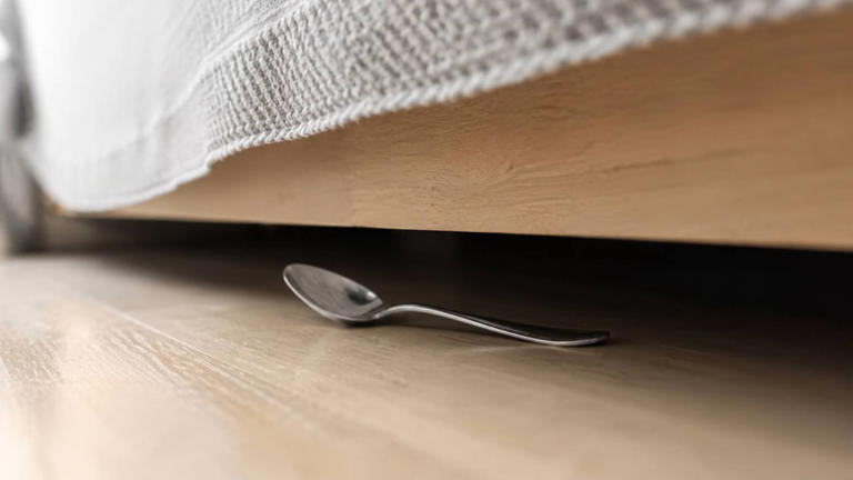 Poner una cuchara abajo de la cama: para qué sirve y por qué ...