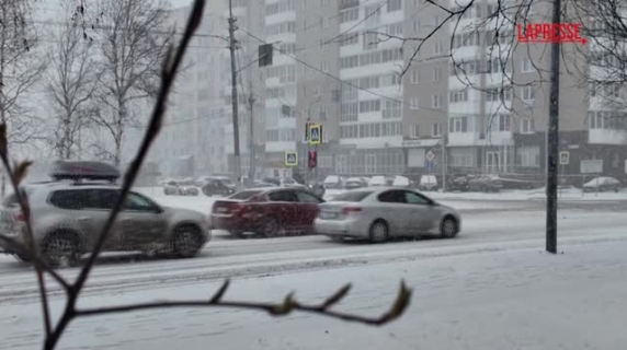 Bufera di neve in Siberia: isolata la città di Khanty-Mansiysk