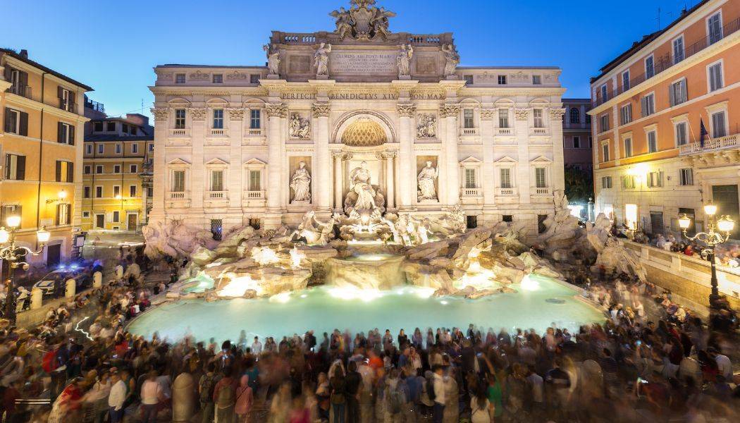 Turista mergulha, nada e anda na Fontana di Trevi, acaba detido e multado