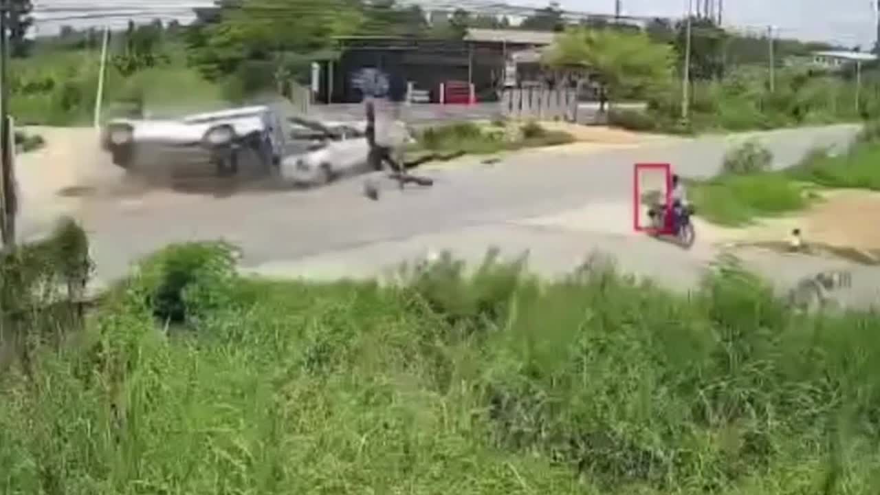 Pickup truck crashes into vehicle carrying oxygen tank leaving six injured