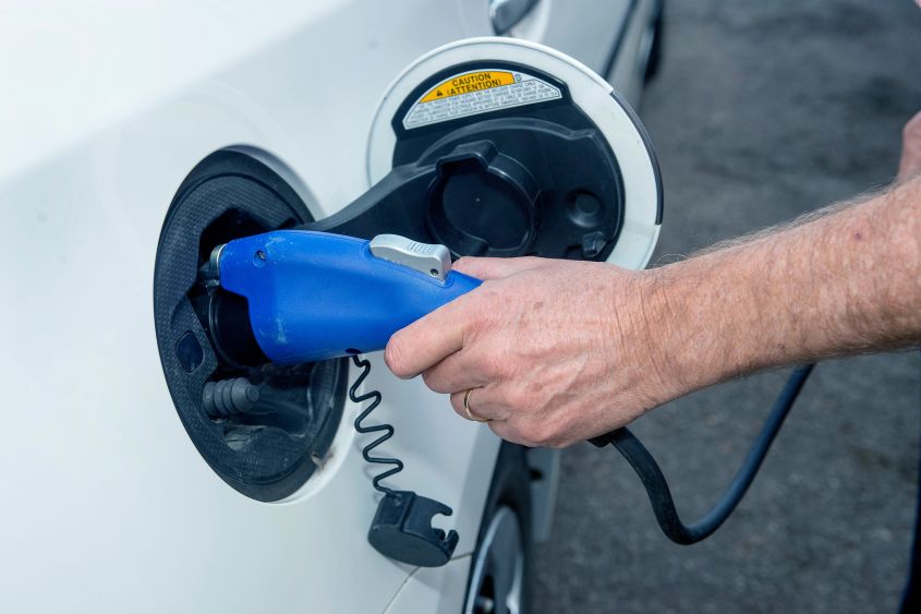 Plug-in hybrids outpace EVs on battery degradation due to varied use ...