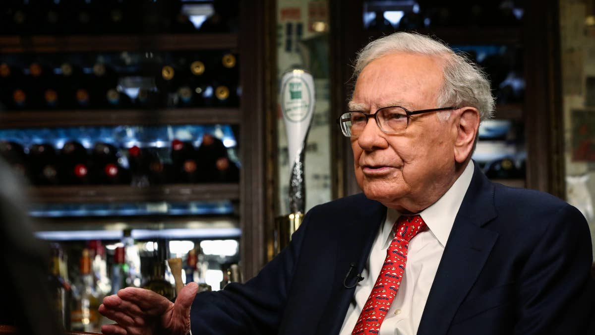 Warren Buffett urges caution for stock market investors in 2026
