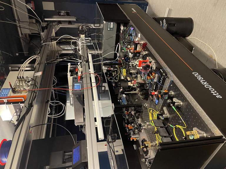 Quantum dot emitter delivers near-identical telecom photons at 40 ...