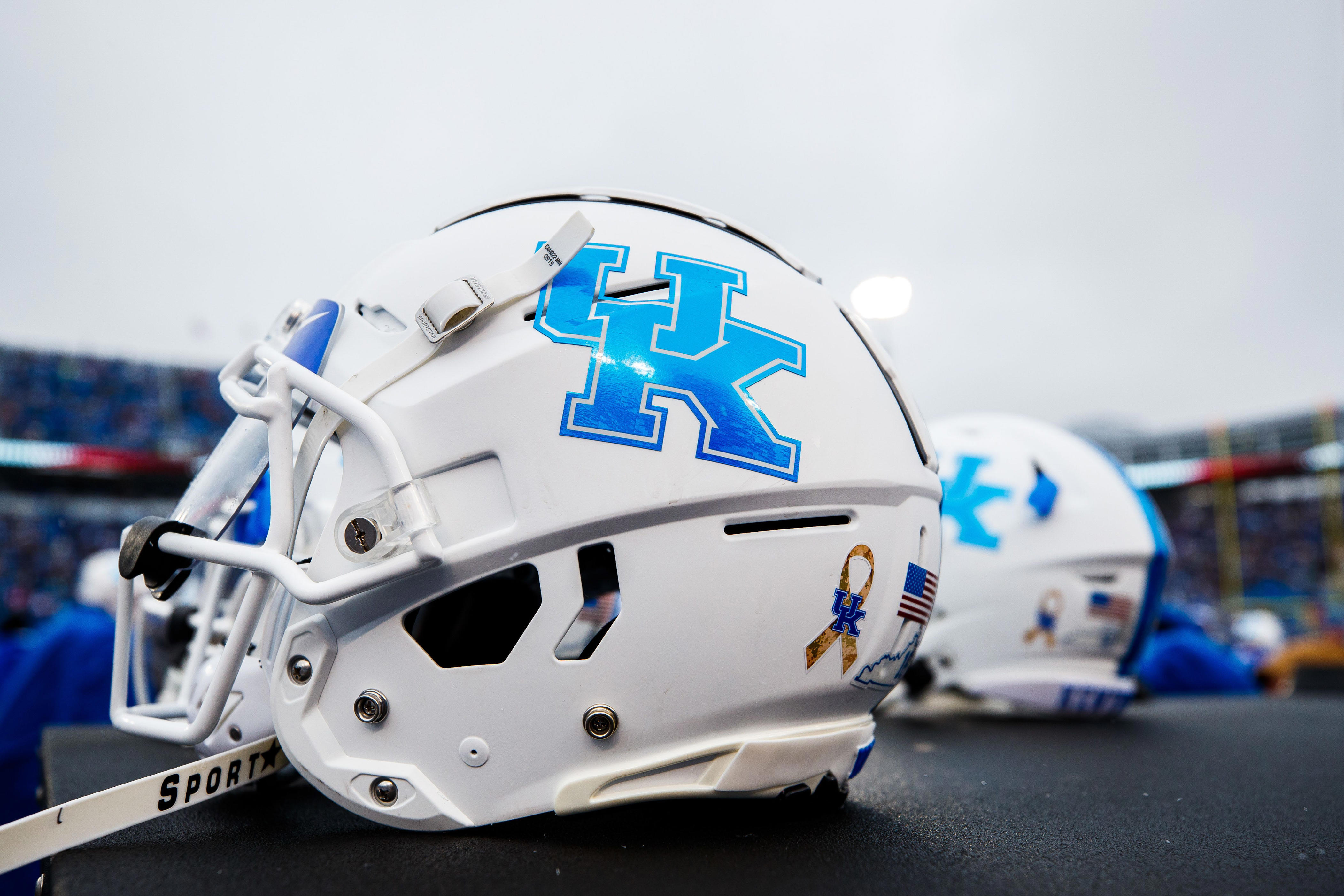 Kentucky lands a 2027 offensive tackle over Florida and Ohio State
