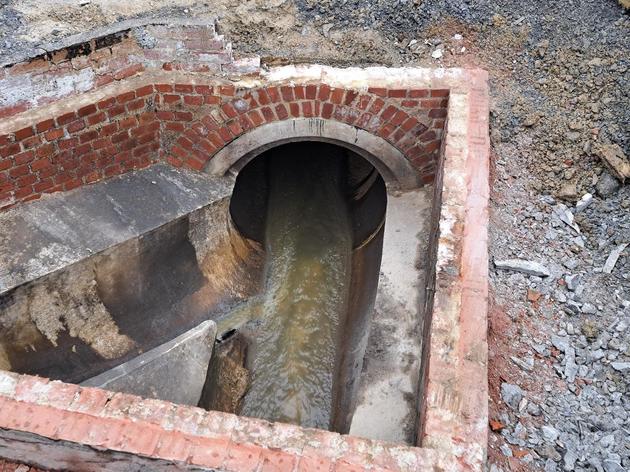 Neuer Kanal im alten Rohr: Sanierungsarbeiten an der B55 laufen auf ...