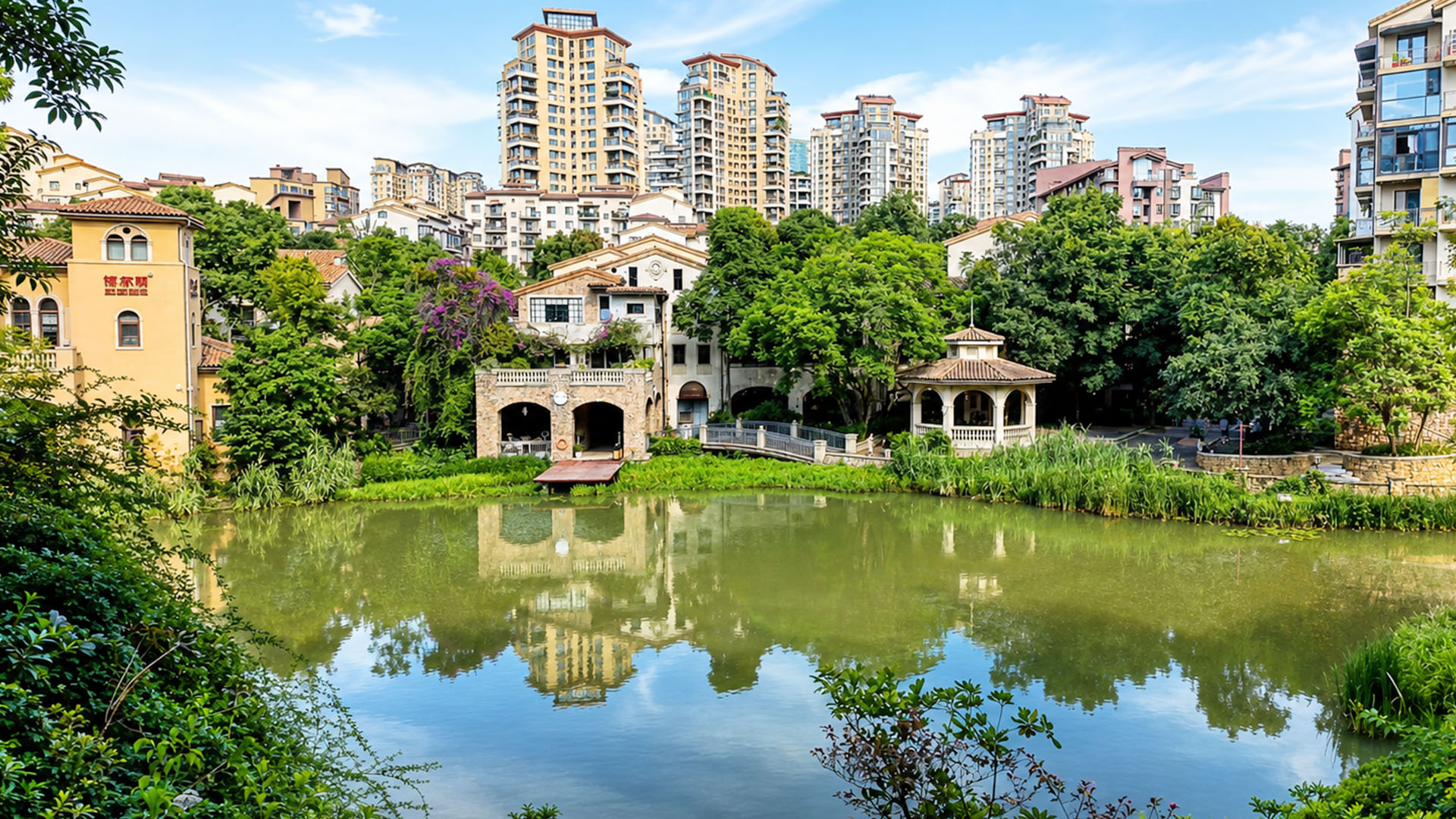 Un quartier résidentiel caché au bord du lac, entouré d’arbres et de ...