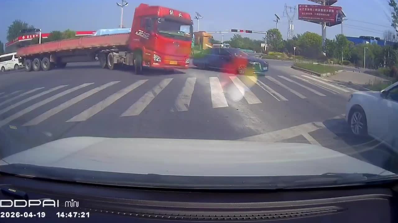 Truck and car narrowly avoid collision at intersection in Henan, China