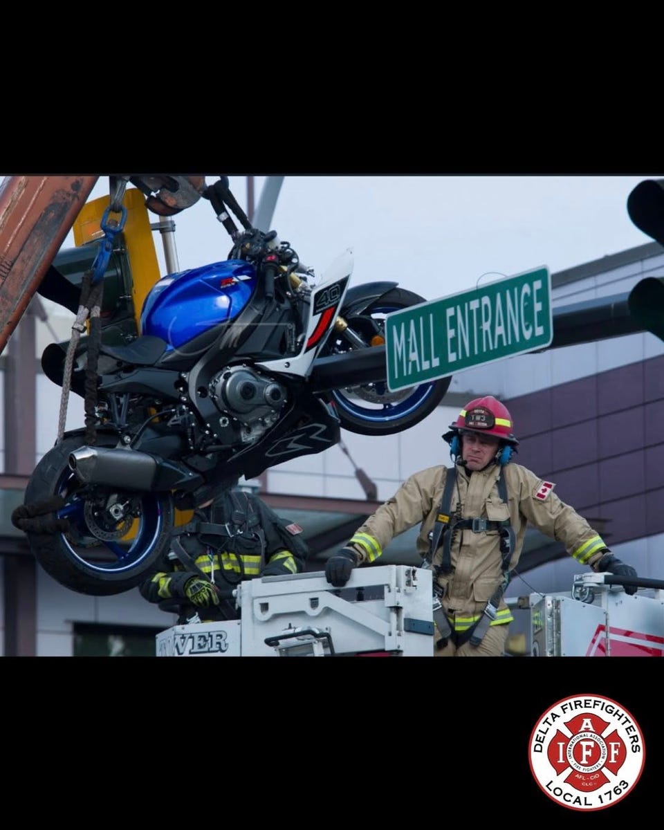 Motorcycle winds up hanging from traffic light in Canada after dramatic ...