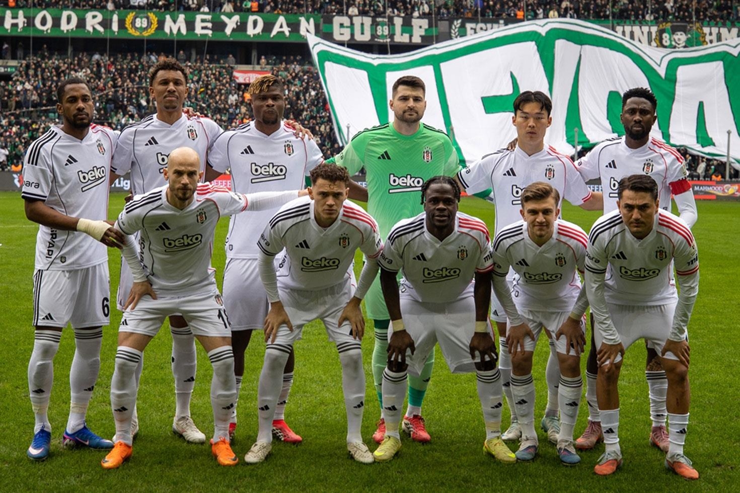 Beşiktaşlı futbolcu ülkesine döndü! Belki de son kez forma giydi