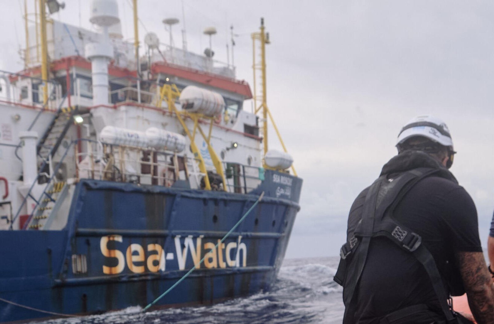 La Sea-Watch non si ferma e i libici sparano. Salis & Co. contro Meloni ...