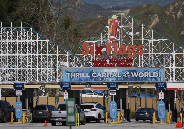 Bomb threat reported at Magic Mountain