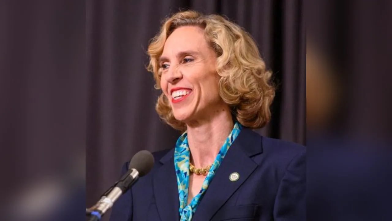 Former Charlotte mayor offers to fill vacancy after Lyles’ resignation