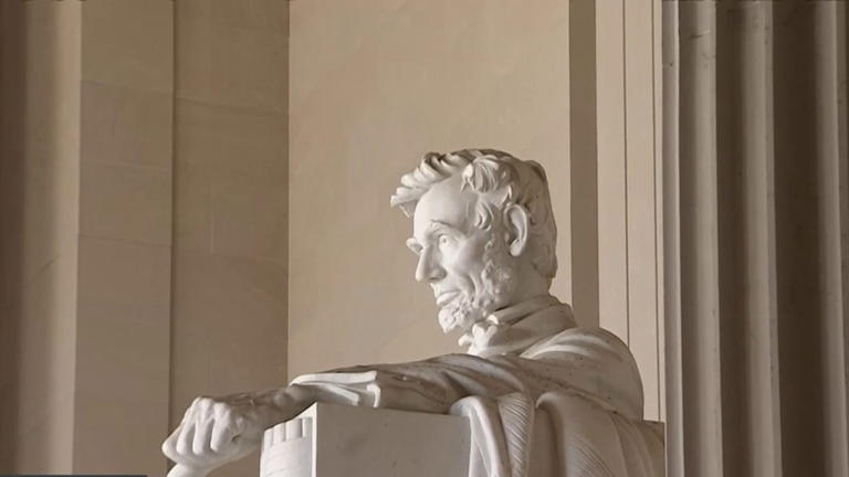 Trump Inspecciona Pintura Azul Que Ordenó Aplicar En El Estanque Lincoln