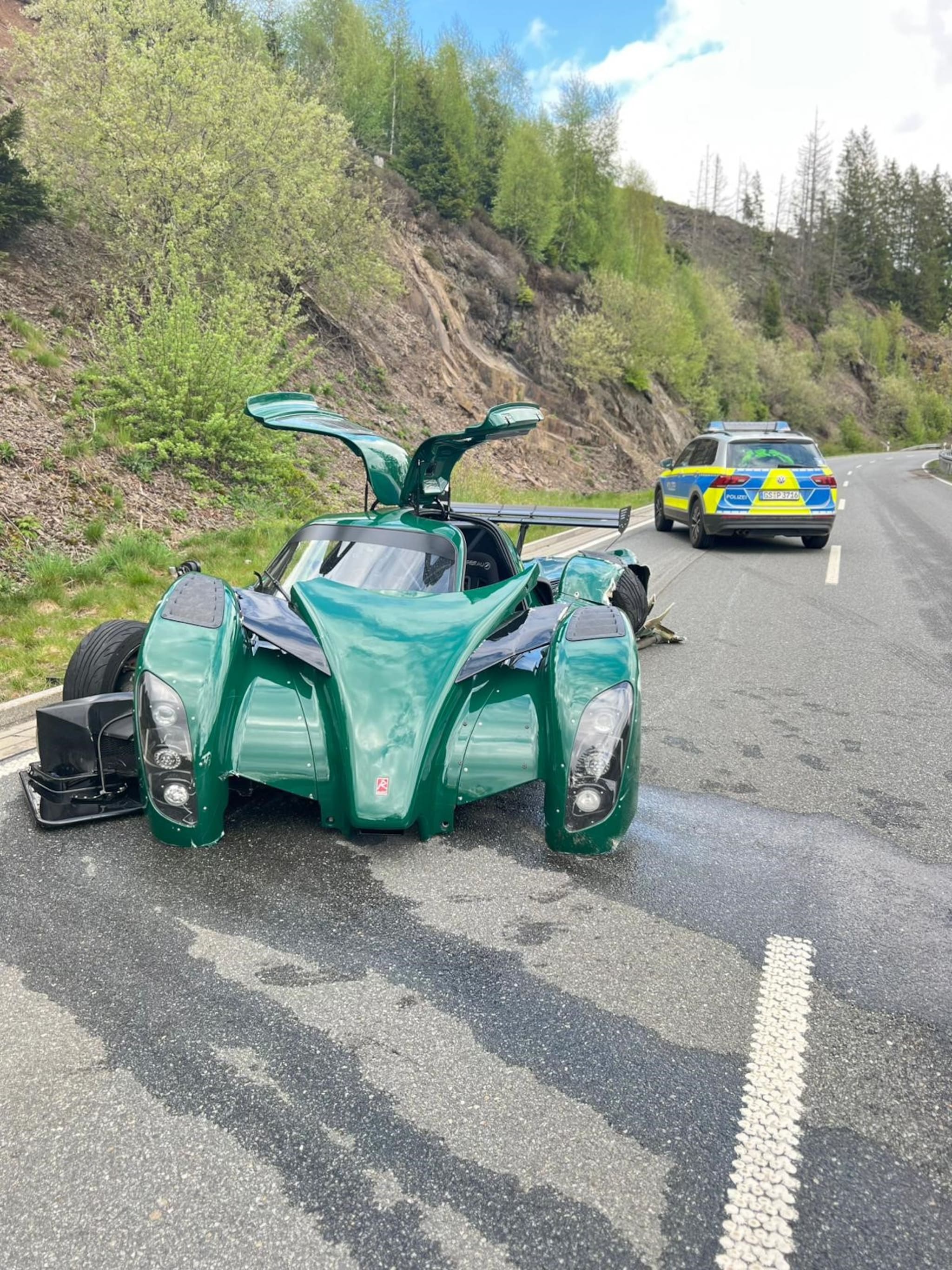 Unfall mit seltenem Rennwagen: Radical RXC Turbo rast nach ...