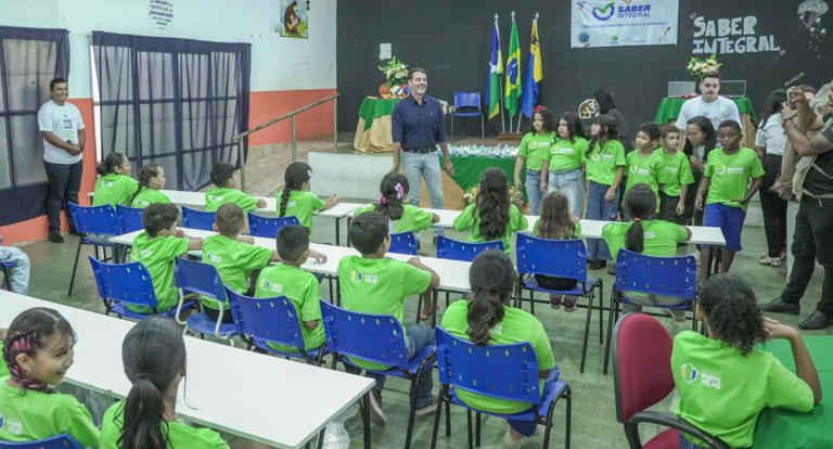 Alunos do ensino integral recebem kits de higiene bucal em Porto Velho