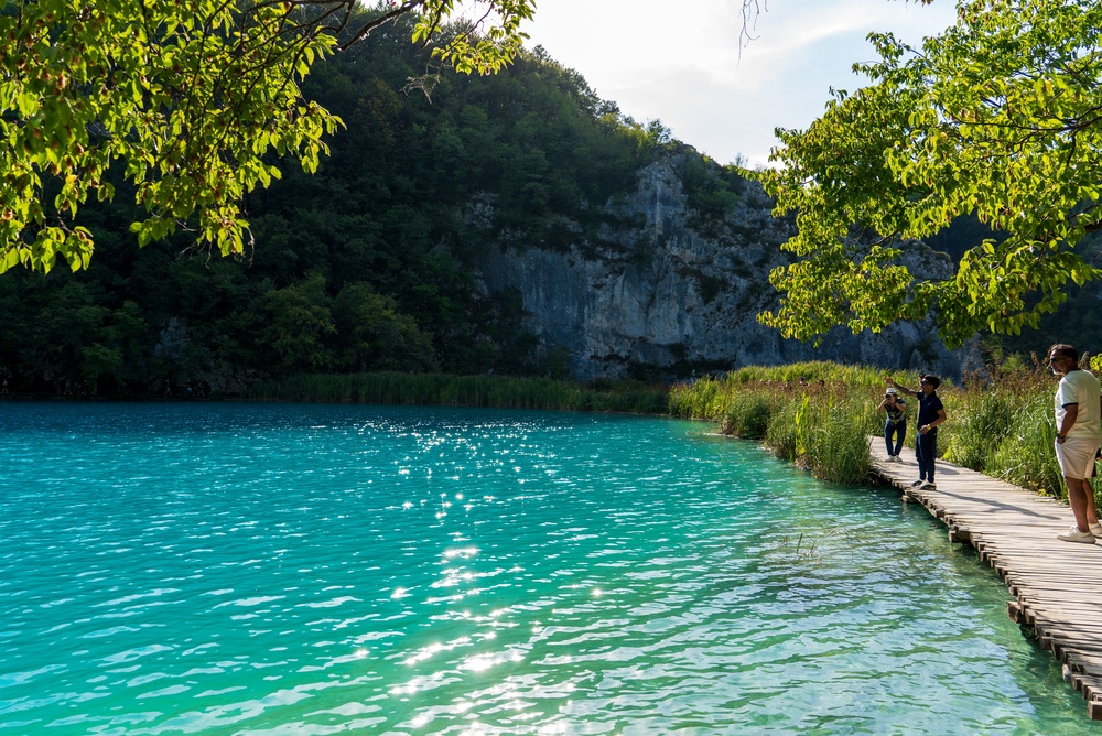 17 most beautiful places around the world for scenic walks and easy views