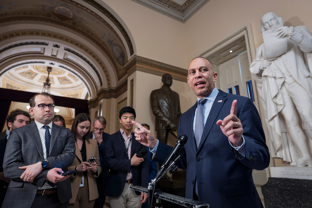 Jeffries threatens 'massive' judicial reform following Supreme Court ...