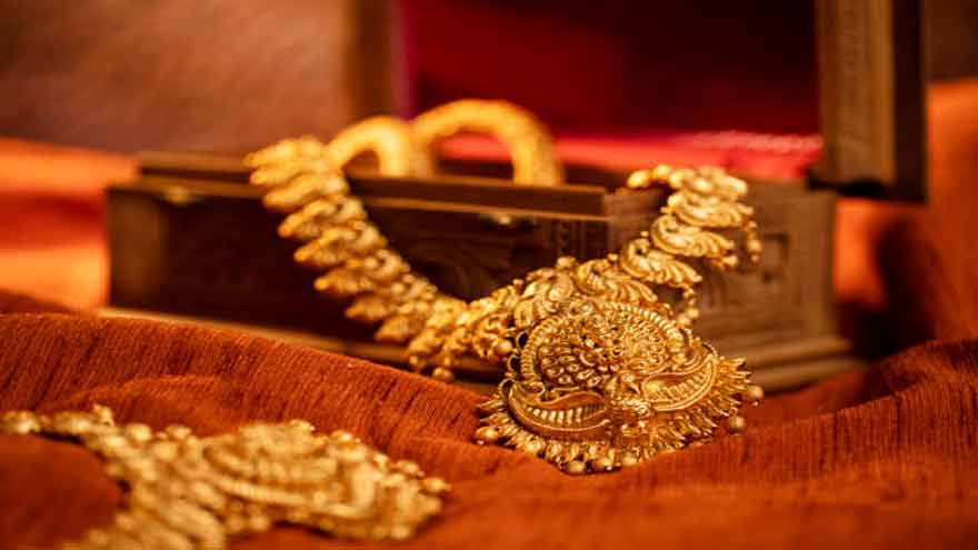 Gold prices drop sharply by Rs5,300 per tola in PakistanPublished on ...
