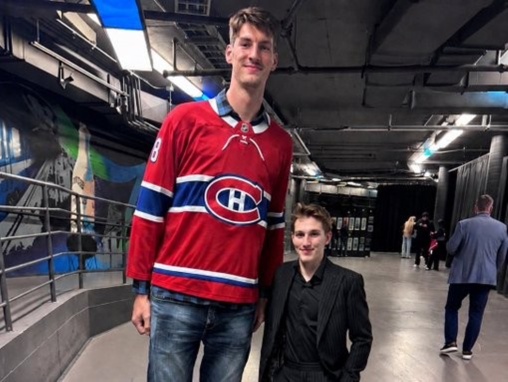 Canadiens' Lane Hutson dwarfed by 7-foot-9 NCAA sensation Olivier Rioux