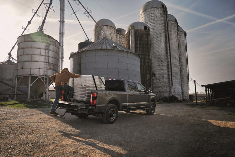 Ford's Super Duty trucks now get the 7.3-liter 'Godzilla' V-8 standard ...