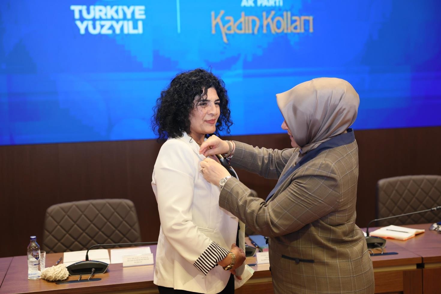 İstifa eden CHP’li kadın başkanlar AK Parti rozeti taktı
