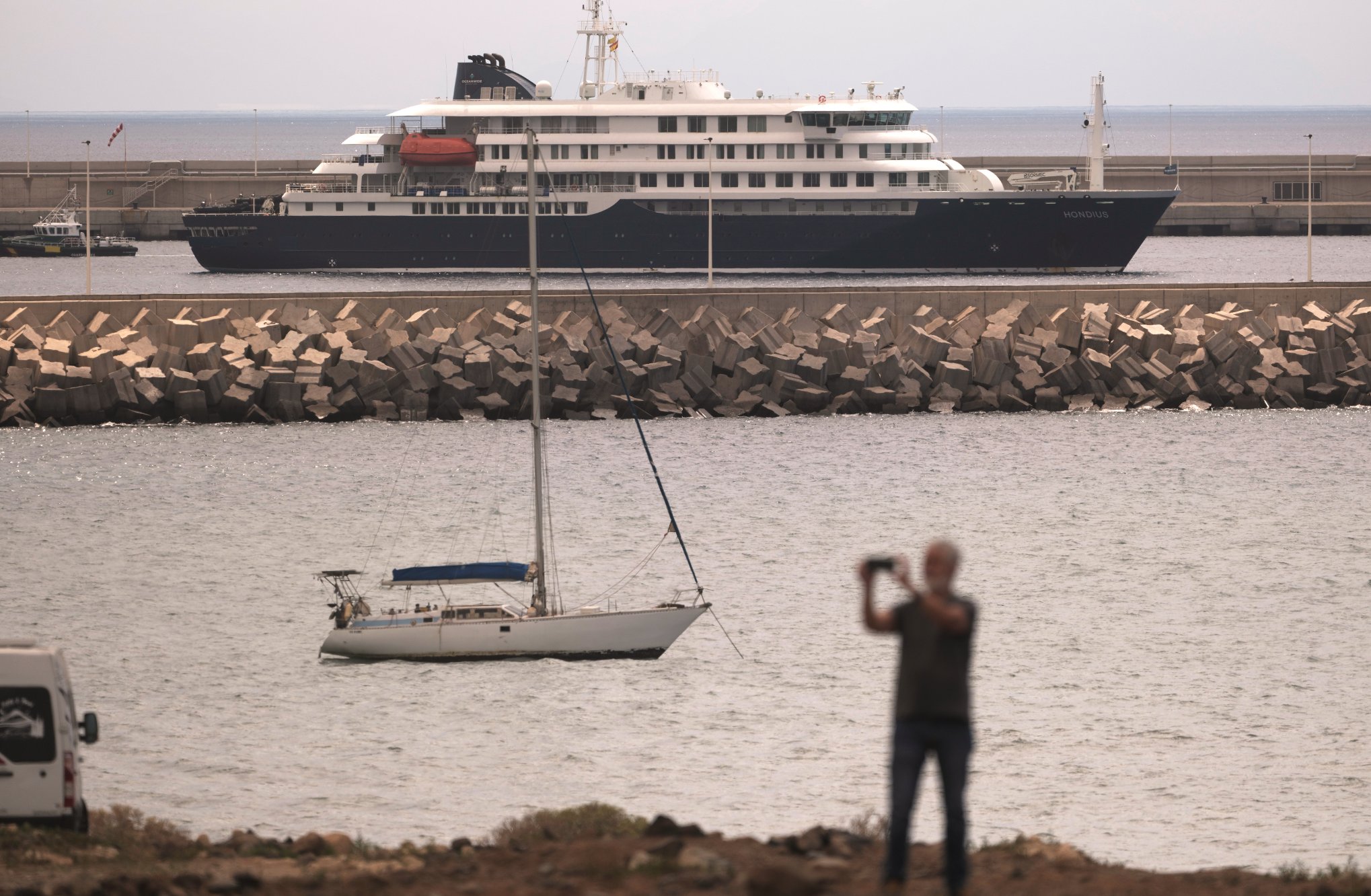 Dårlig vær tvinger virusrammet skip til kai på Tenerife