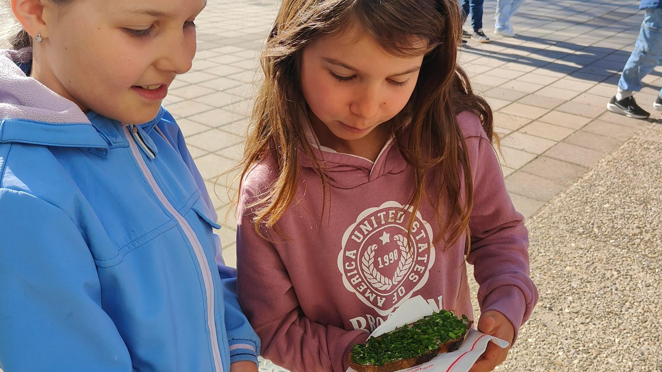 Nach Brotverkauf: Hilpoltsteiner Grundschüler geben 700 Euro an soziale ...