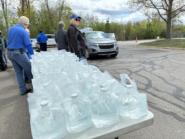 Two Oakland Co. downtowns mostly empty as water main break fix advances