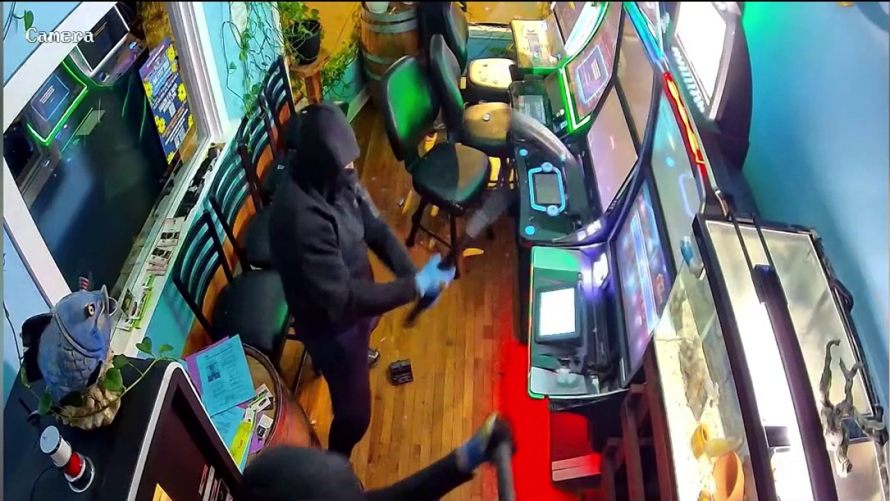 Smash-and-grab burglaries hit Blue Island, South Loop businesses overnight