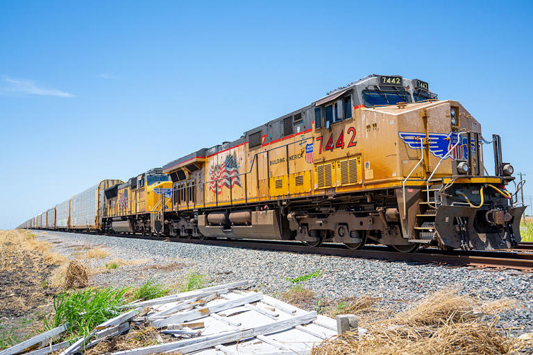 Texas railway officials find 6 people dead in cargo train boxcar